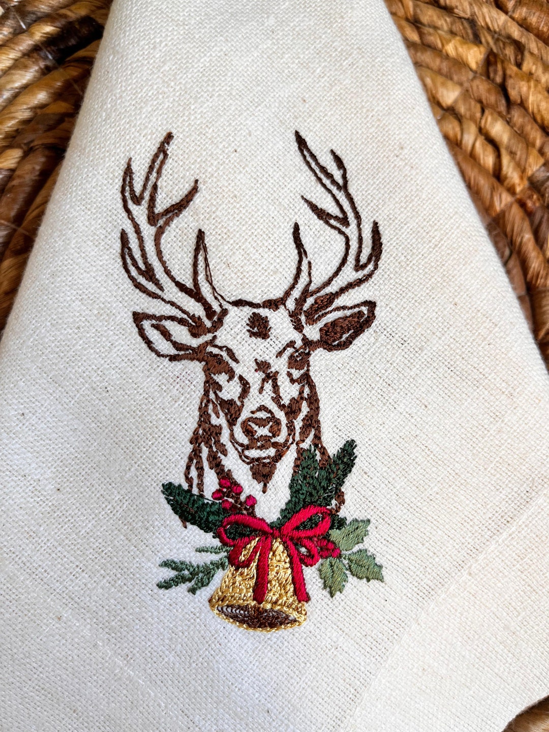 Reindeer Christmas Cloth Napkins - Festive Table Linens and Hostess ...