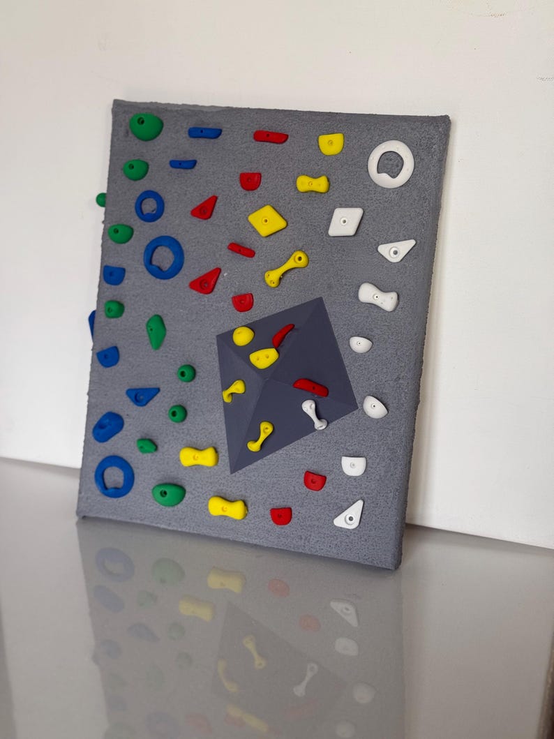 Mini mur d'escalade : rochers aux couleurs de l'arc-en-ciel sur un ...