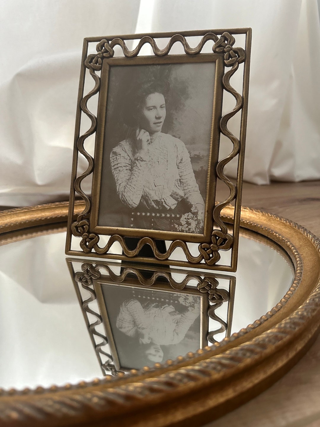 Gold Metal Vintage Bow Frame - Etsy