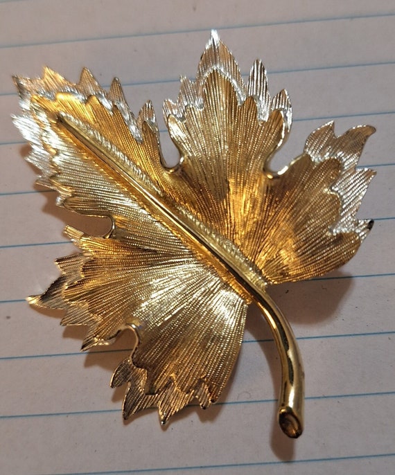 Sarah Coventry Gold/Silver toned Maple Leaf Brooch - Gem