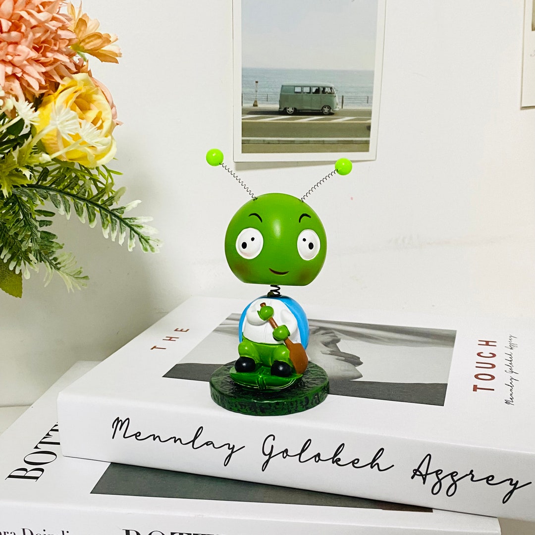 Cute Alien Car Console Ornaments, Alien Bug Shaking Head Car Ornament ...