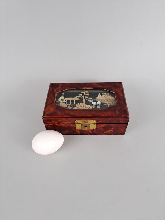 Small chinoiserie lacquered jewelry box with asian sc… - Gem