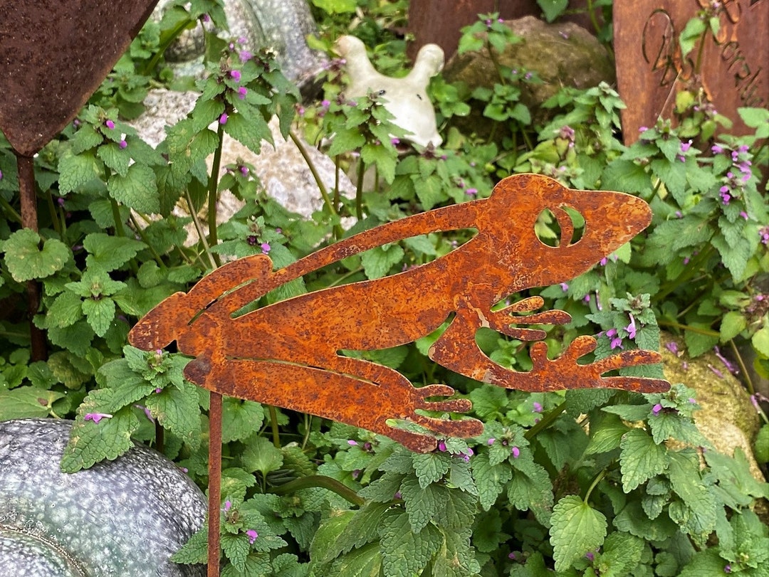 Stainless Rust Frog Open Shape Sitting on Rod Height 60 Cm Garden Plug ...