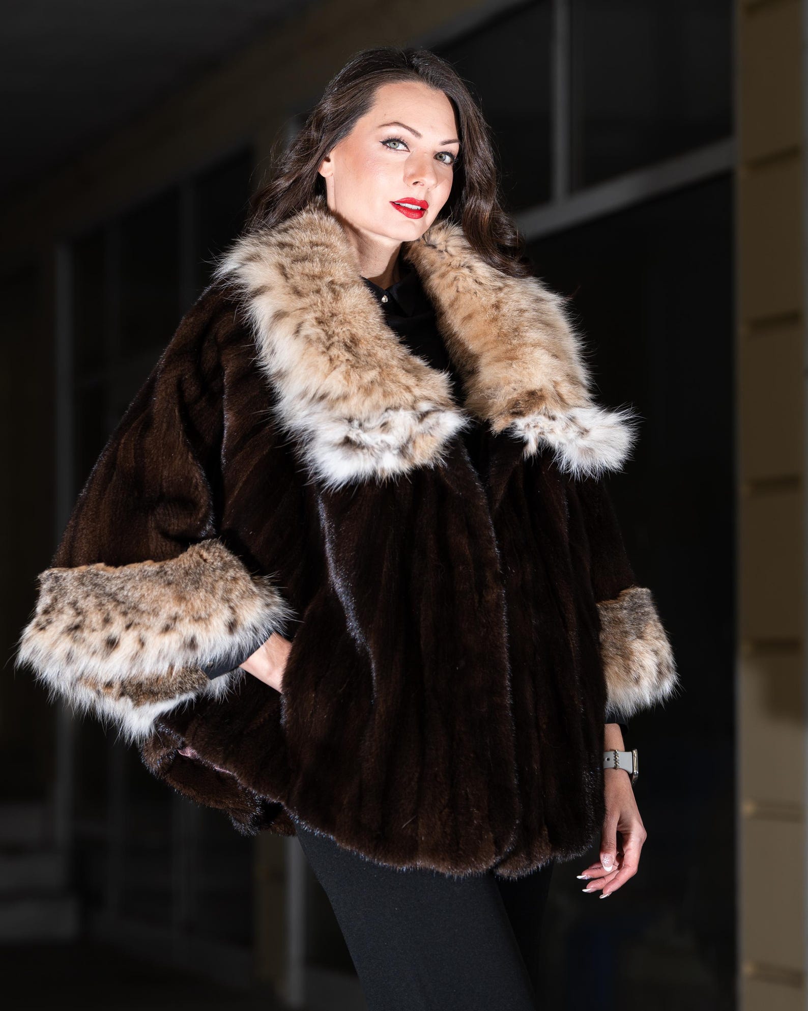 New Italian Cape Brown Shearling Fur With Collar and Mansete Lynx ...