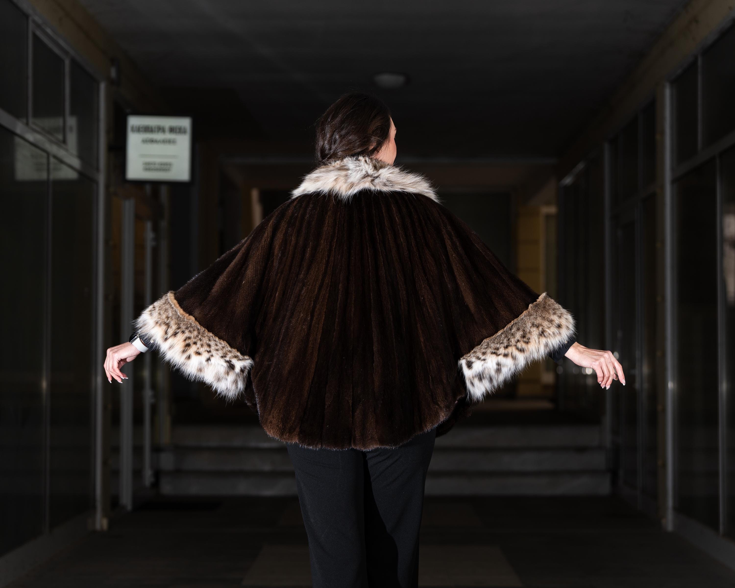 New Italian Cape Brown Shearling Fur With Collar and Mansete Lynx ...