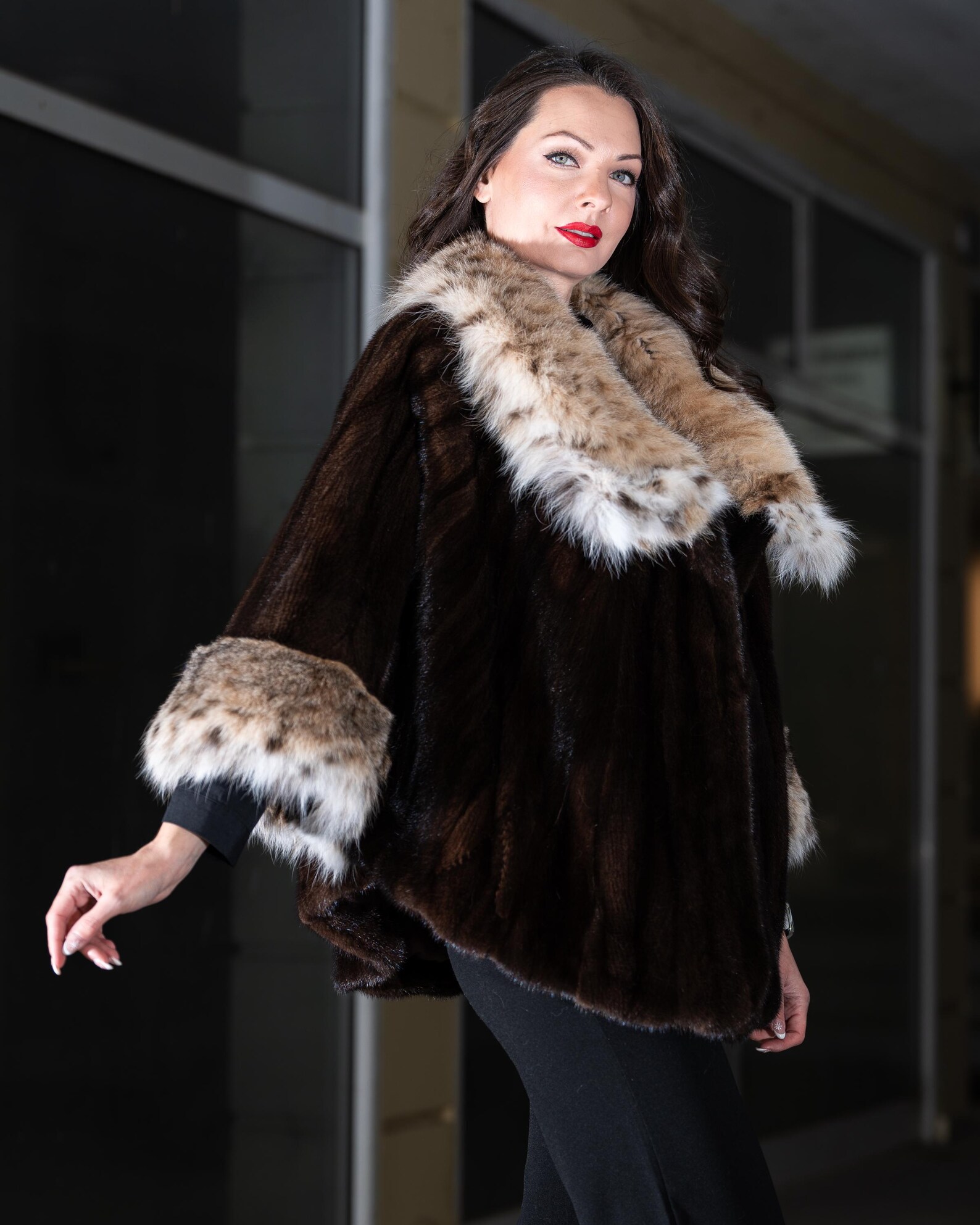 New Italian Cape Brown Shearling Fur With Collar and Mansete Lynx ...