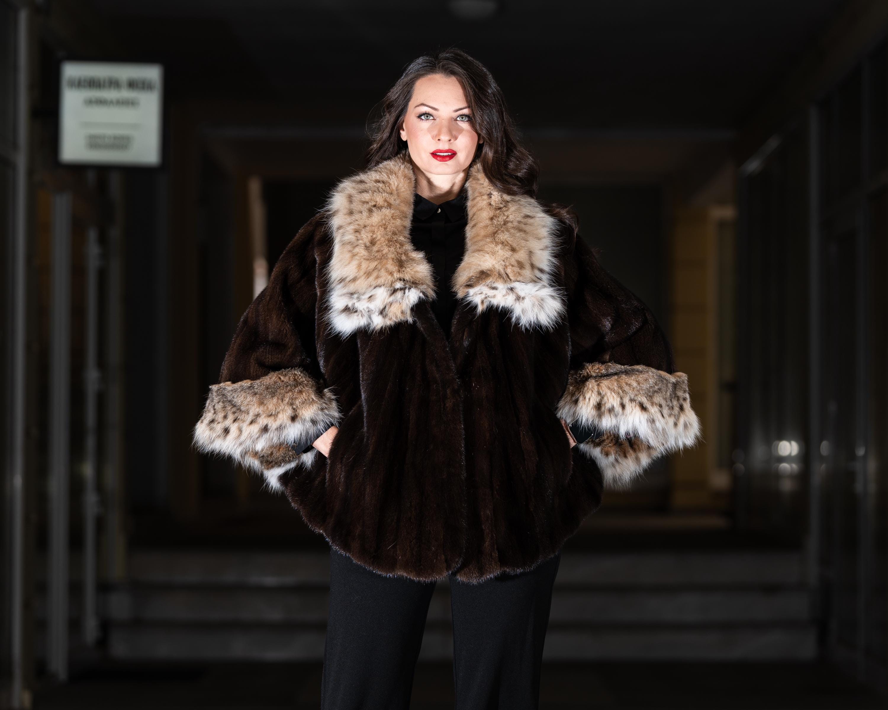 New Italian Cape Brown Shearling Fur With Collar and Mansete Lynx ...