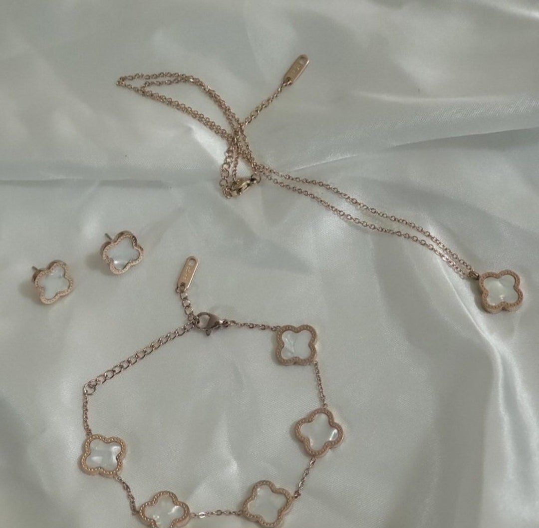 Four Leaf Clover. Jewellery Set for Women 18K Gold Plated White Pendant ...