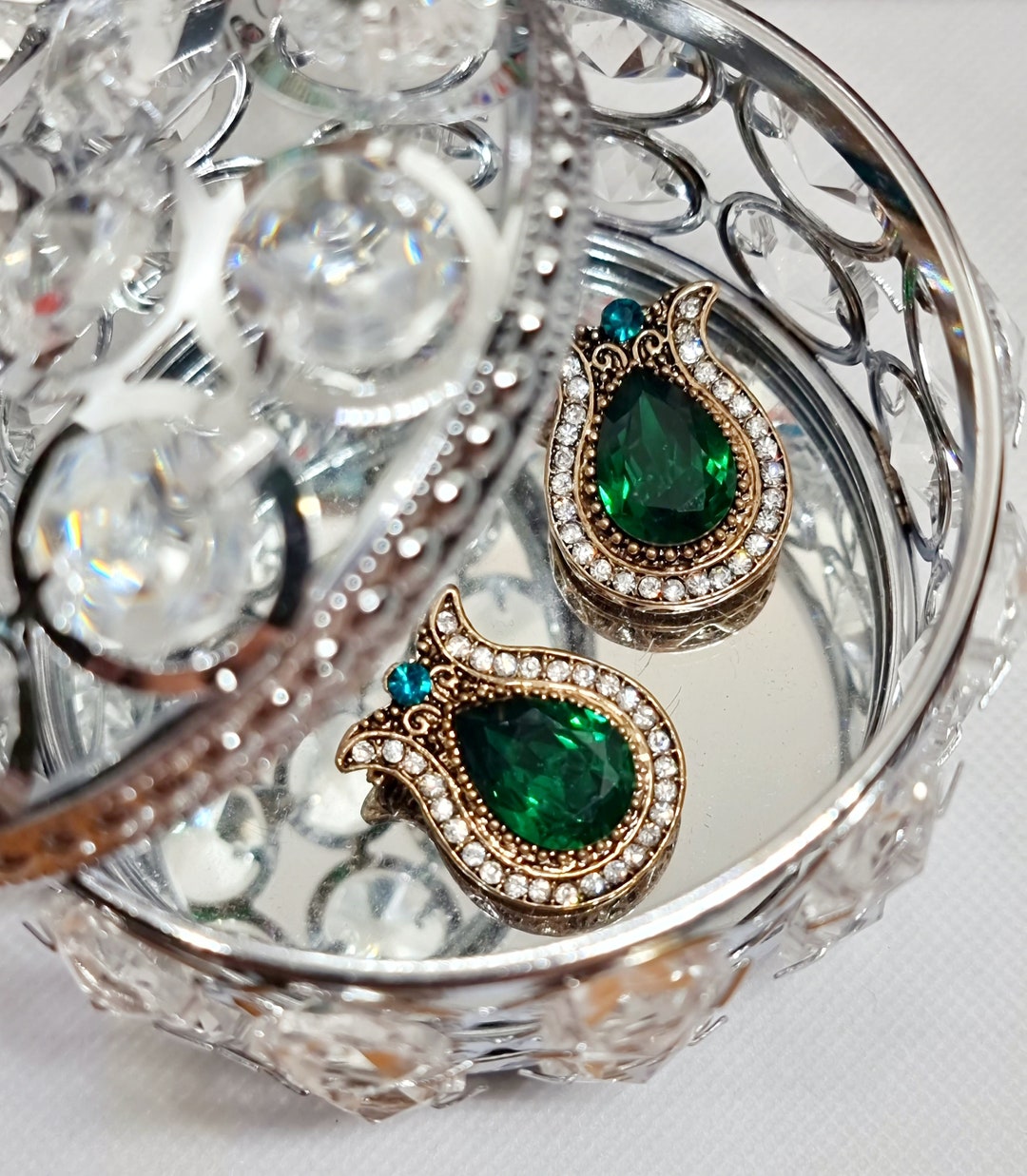 Elegant Handmade Traditional Lotus Brooch With Lab-grown Emerald ...