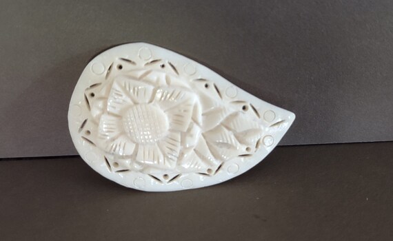 1940s Bakelite Cream Ivory Vanilla Floral Pin Back Br… - Gem