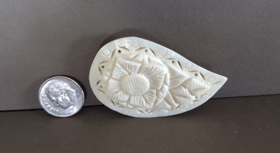 1940s Bakelite Cream Ivory Vanilla Floral Pin Back Br… - Gem