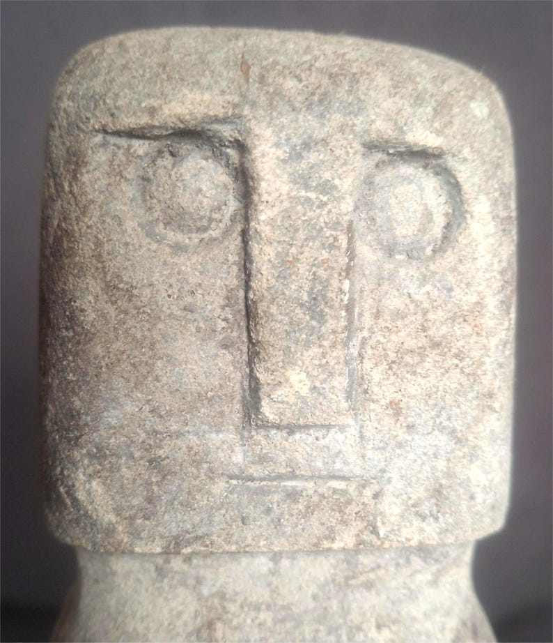 Imagen de tótem guardián tallada a mano en piedra, imagen ancestral ...