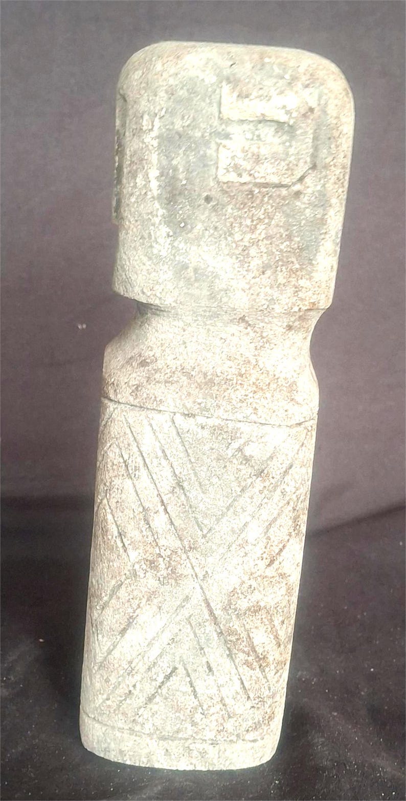 Imagen de tótem guardián tallada a mano en piedra, imagen ancestral ...