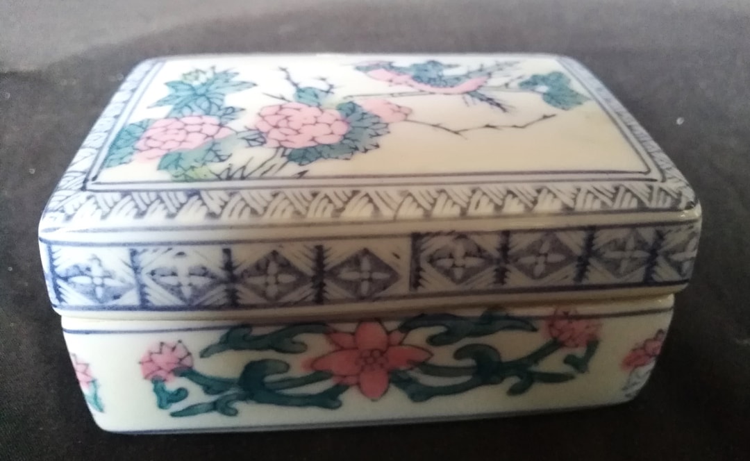 Vintage Chinese Porcelain, Trinkets, Jewelry, Rings, Keys, Etc. Storage ...