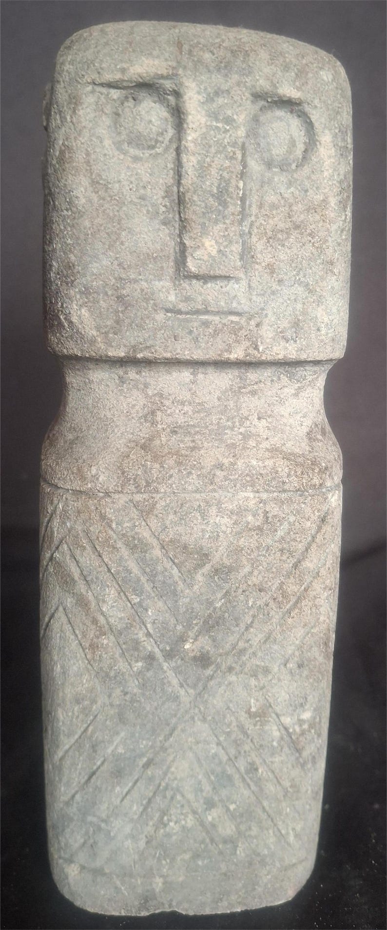 Imagen de tótem guardián tallada a mano en piedra, imagen ancestral ...