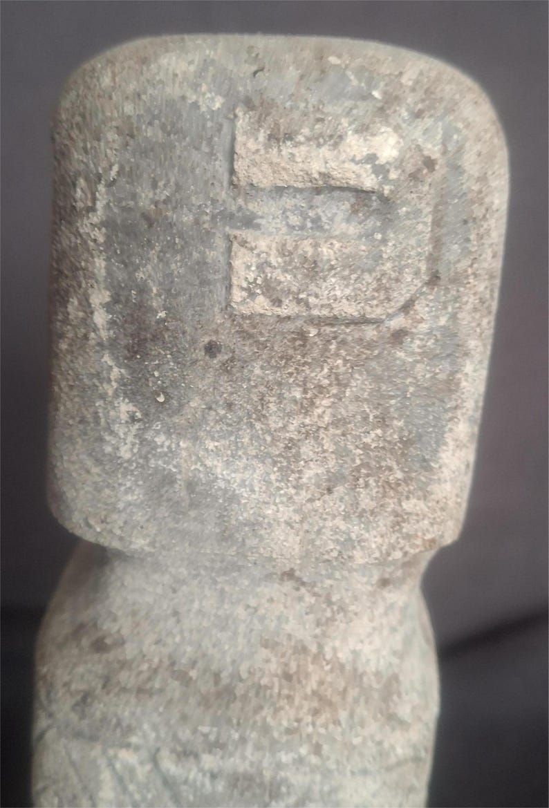 Imagen de tótem guardián tallada a mano en piedra, imagen ancestral ...