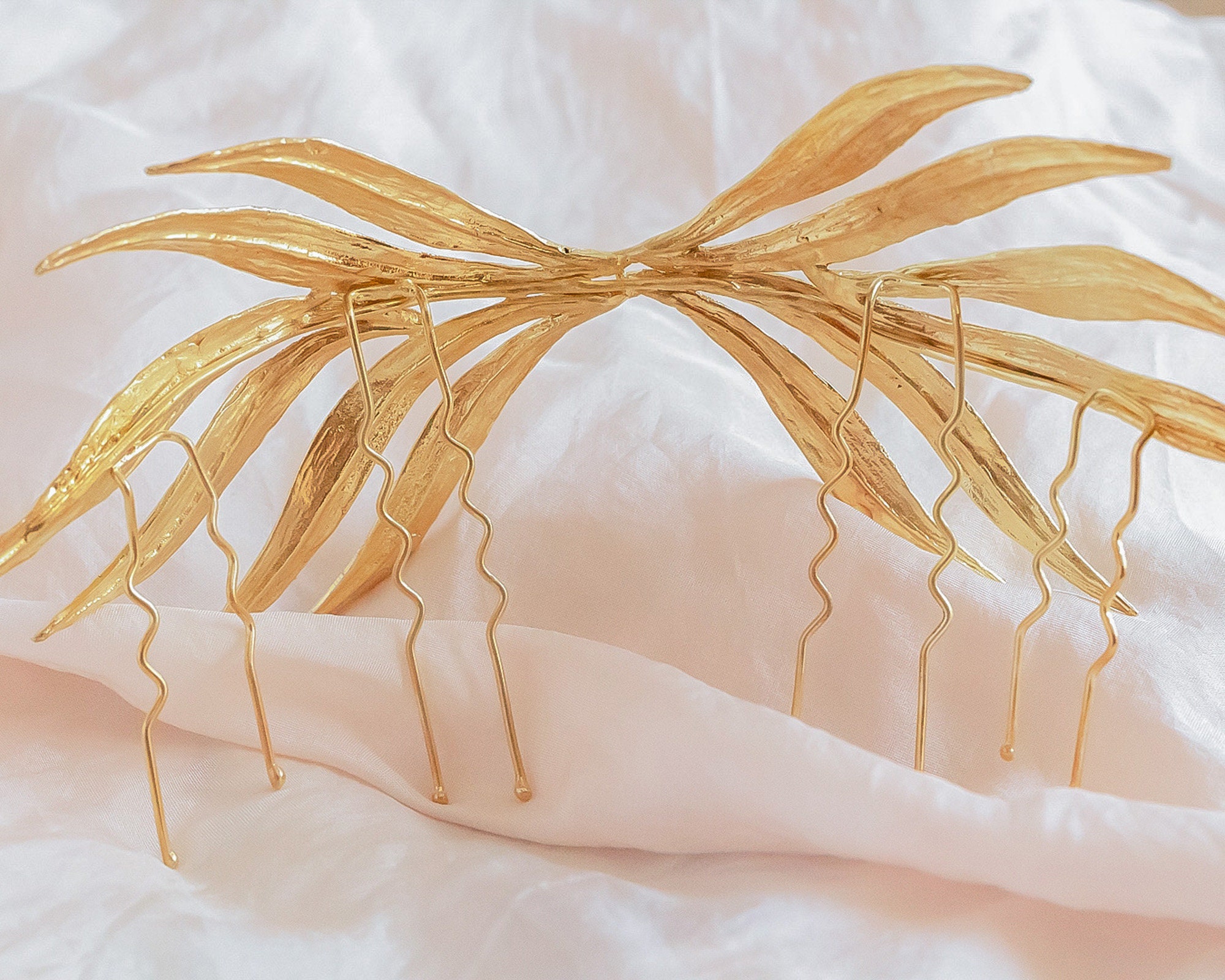 Simple and Elegant Gold Leaf Headpiece for Modern Brides Comb - Etsy