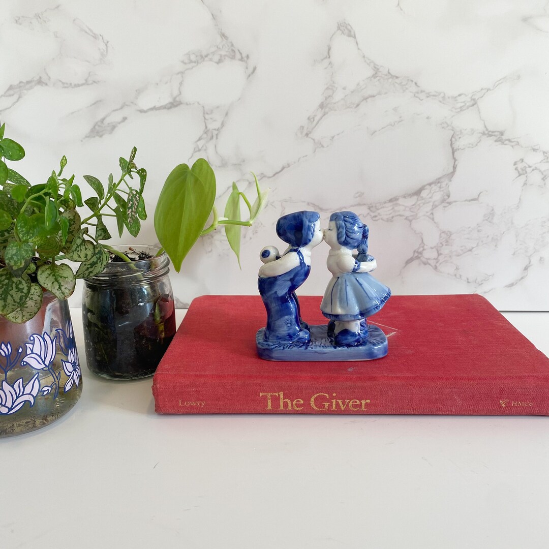 Hand Painted Statue, Delft Blue Figurine, Boy and Girl Kiss, Gift ...