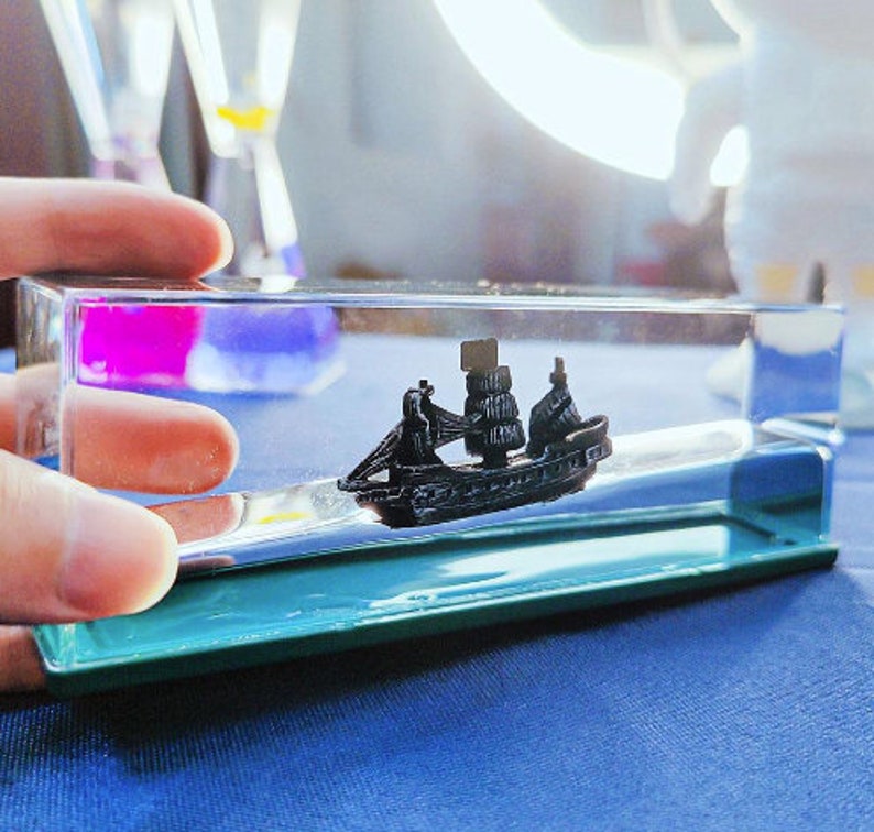 Desk Fidget Toy Titanic Cruise Ship Fluid Drift Bottle Decoration ...