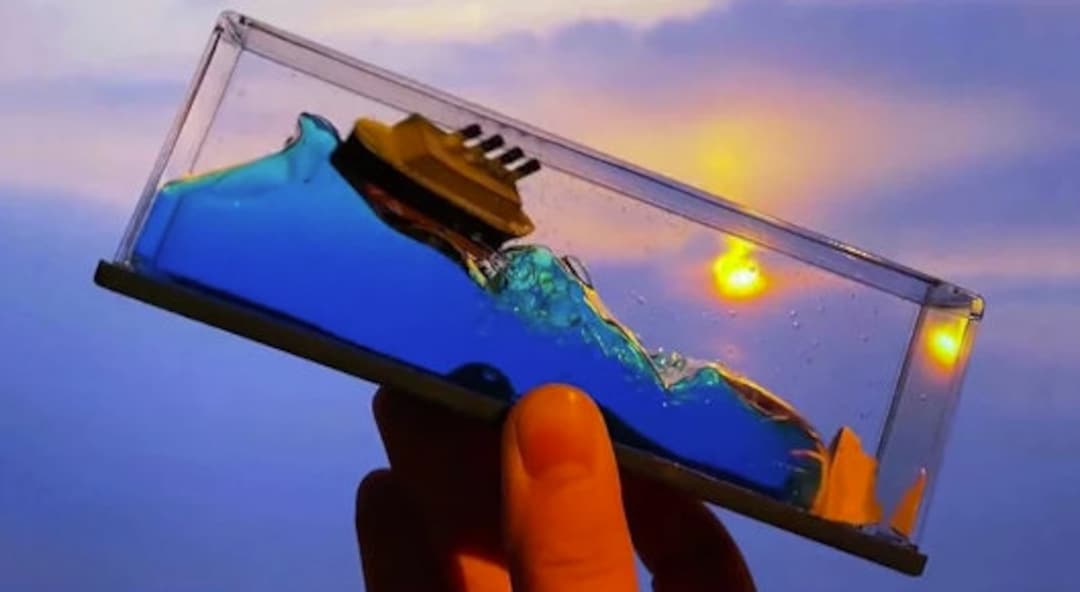 Desk Fidget Toy Titanic Cruise Ship Fluid Drift Bottle Decoration ...