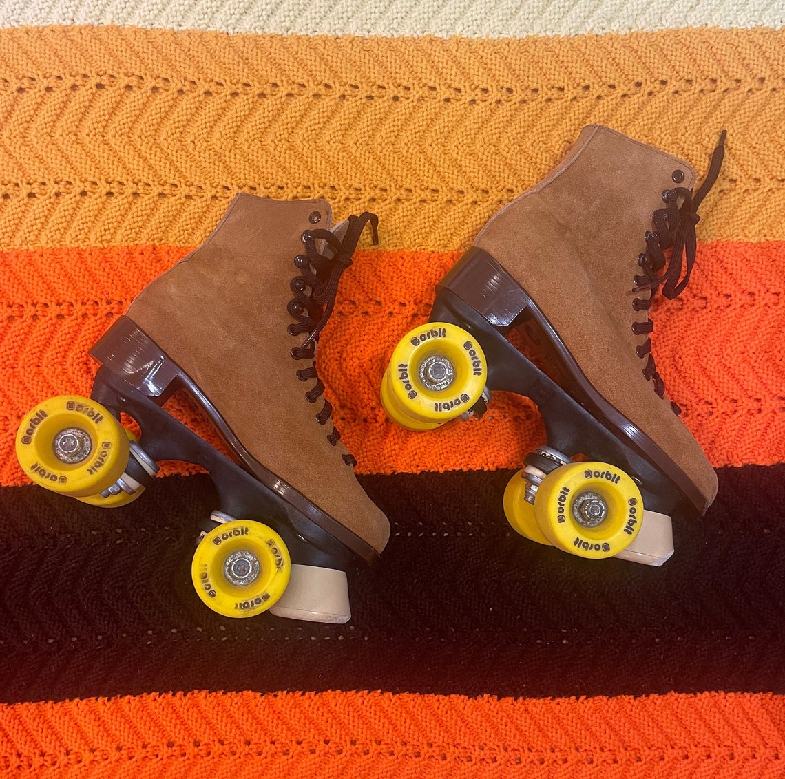 Patins à roulettes Delta en cuir suédé Orbit des années 70 Fabriqués au ...