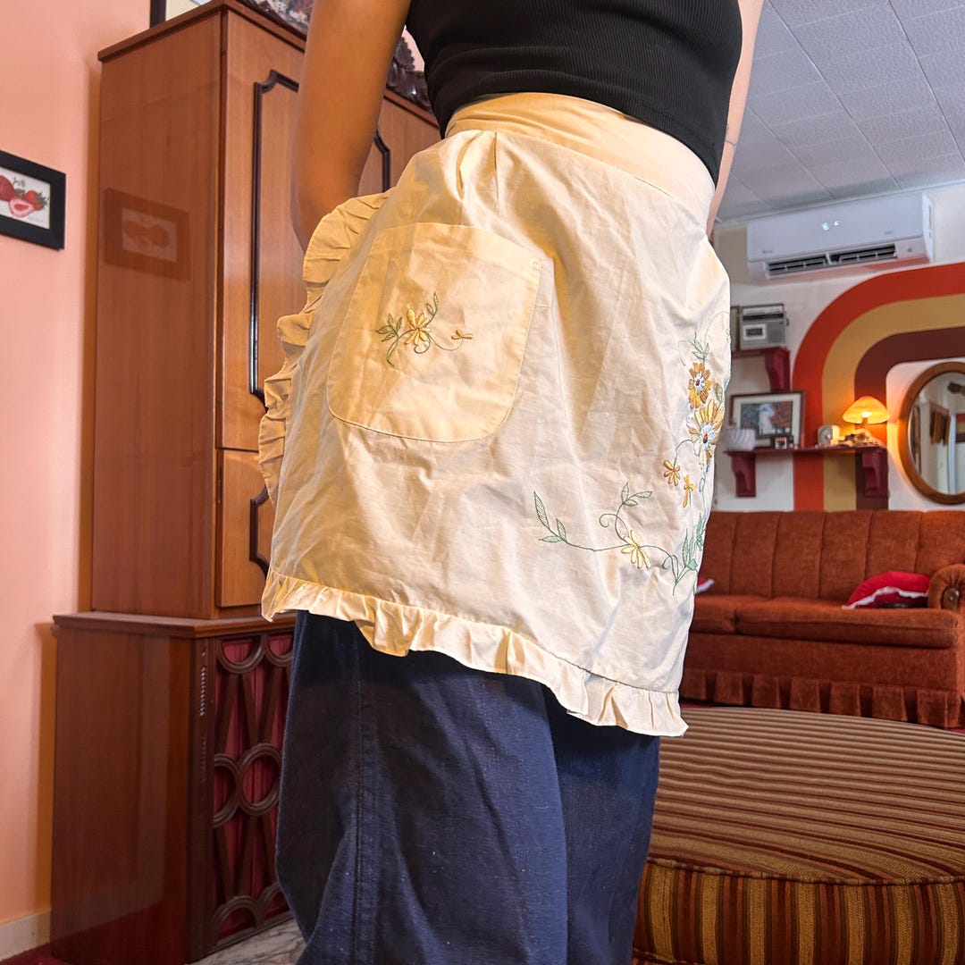 1970s Frilly Daisy Embroidered Polycotton White Apron Pocket Server ...