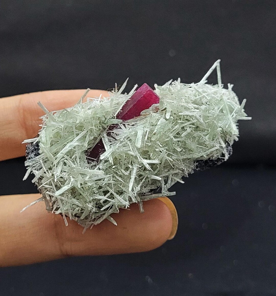 117 Ct Natural Rare Pinkish-red Bixbite Matrix Rough Beryl With Quartz ...