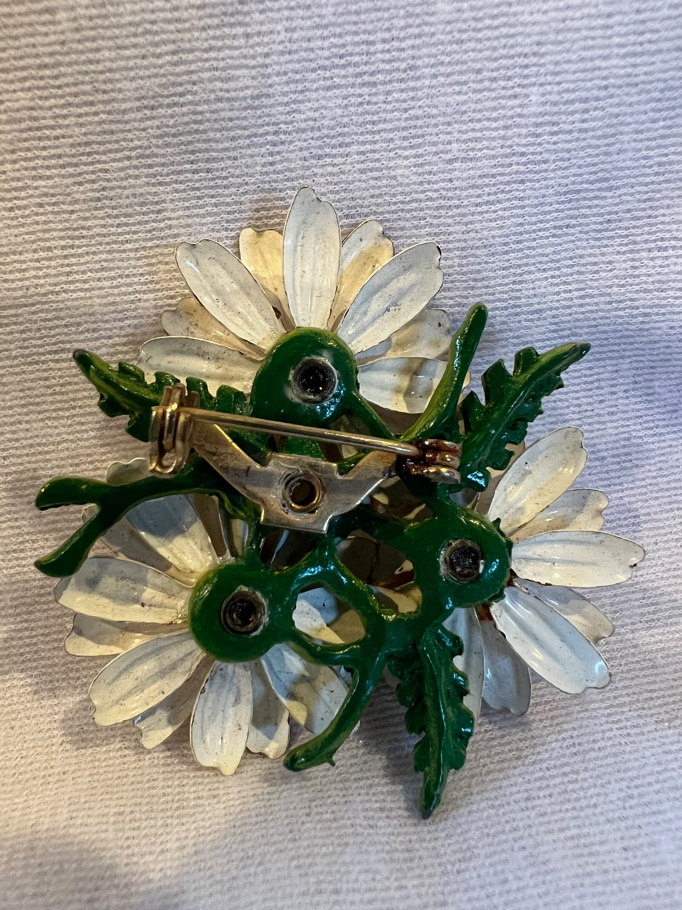 Beautiful Vintage Metal Daisy Brooch - Etsy