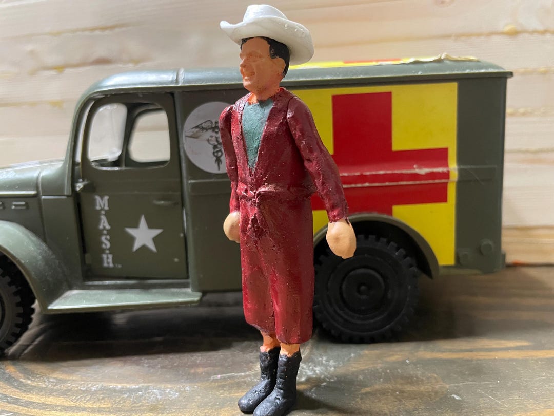 Custom MASH 4077th Hawkeye Pierce Action Figure - Robe and Cowboy Hat ...