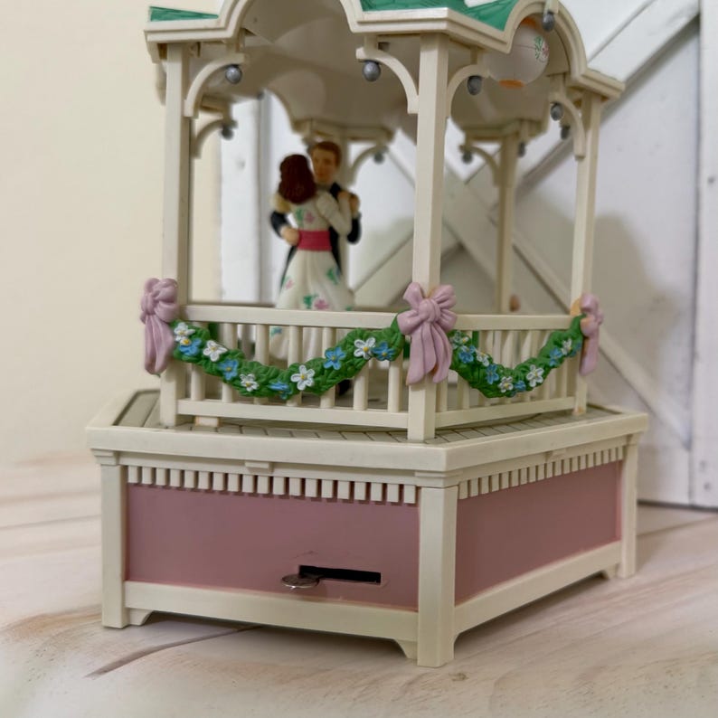 Vintage Enesco "true Love" Music Box: Dancing Couple Gazebo, 1985 - Etsy