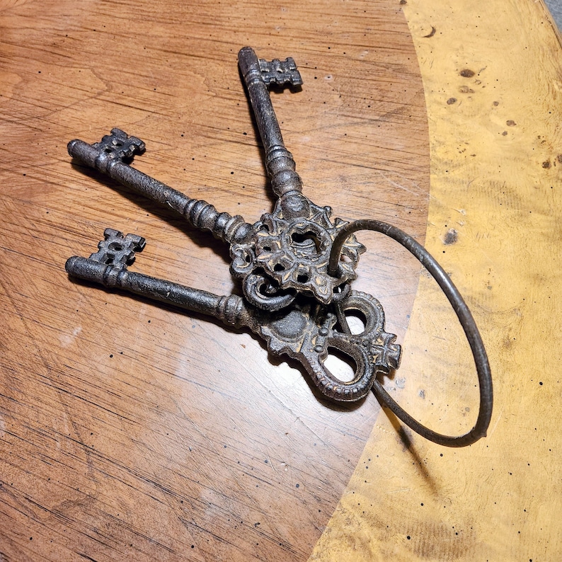Y2K Rare Finding Whooping 10" Long Heavy Skelton Keys Set on Large Ring ...