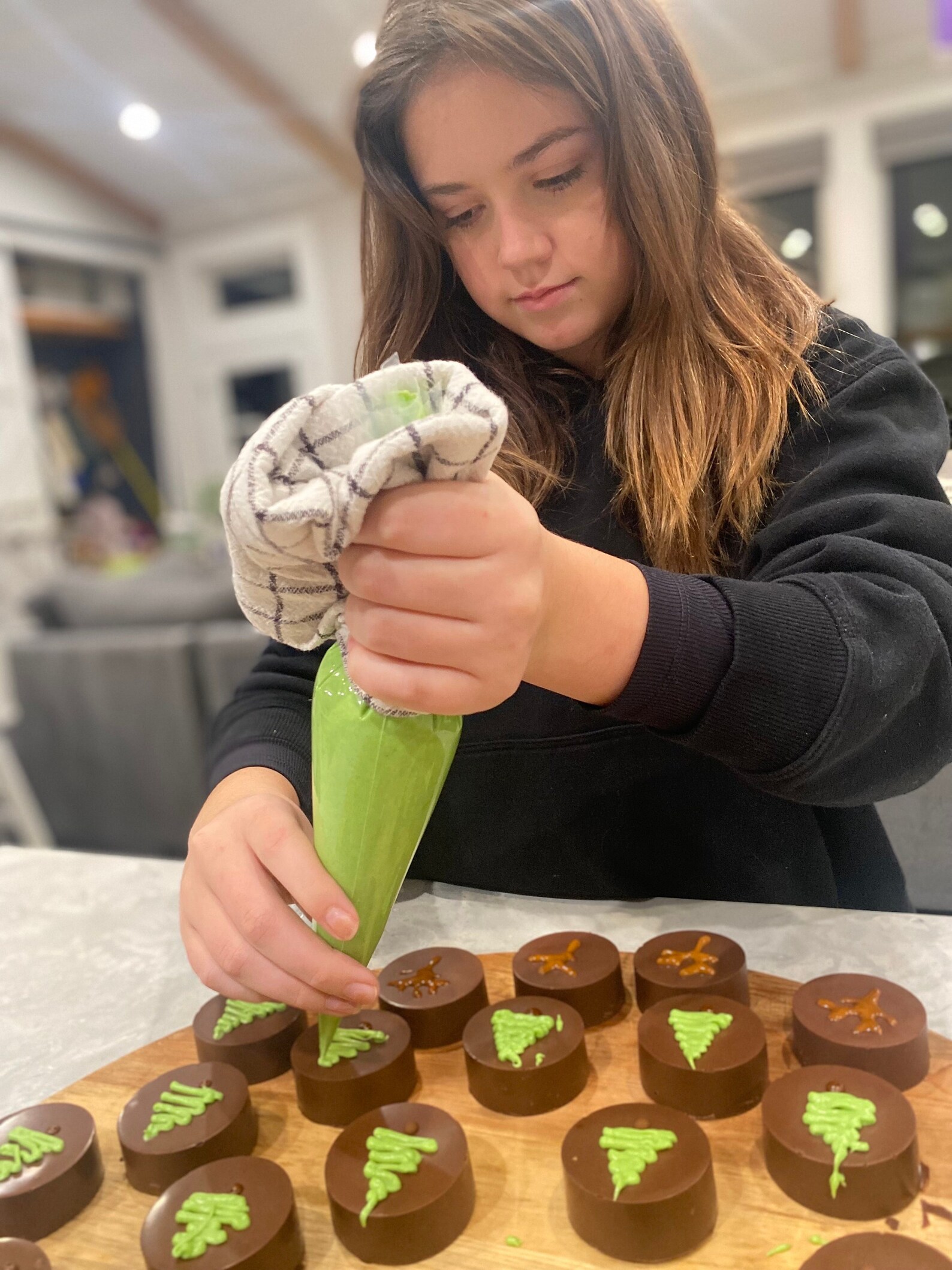 Extravagant Chocolate-dipped Oreos: Custom Creations for Any Festivity ...