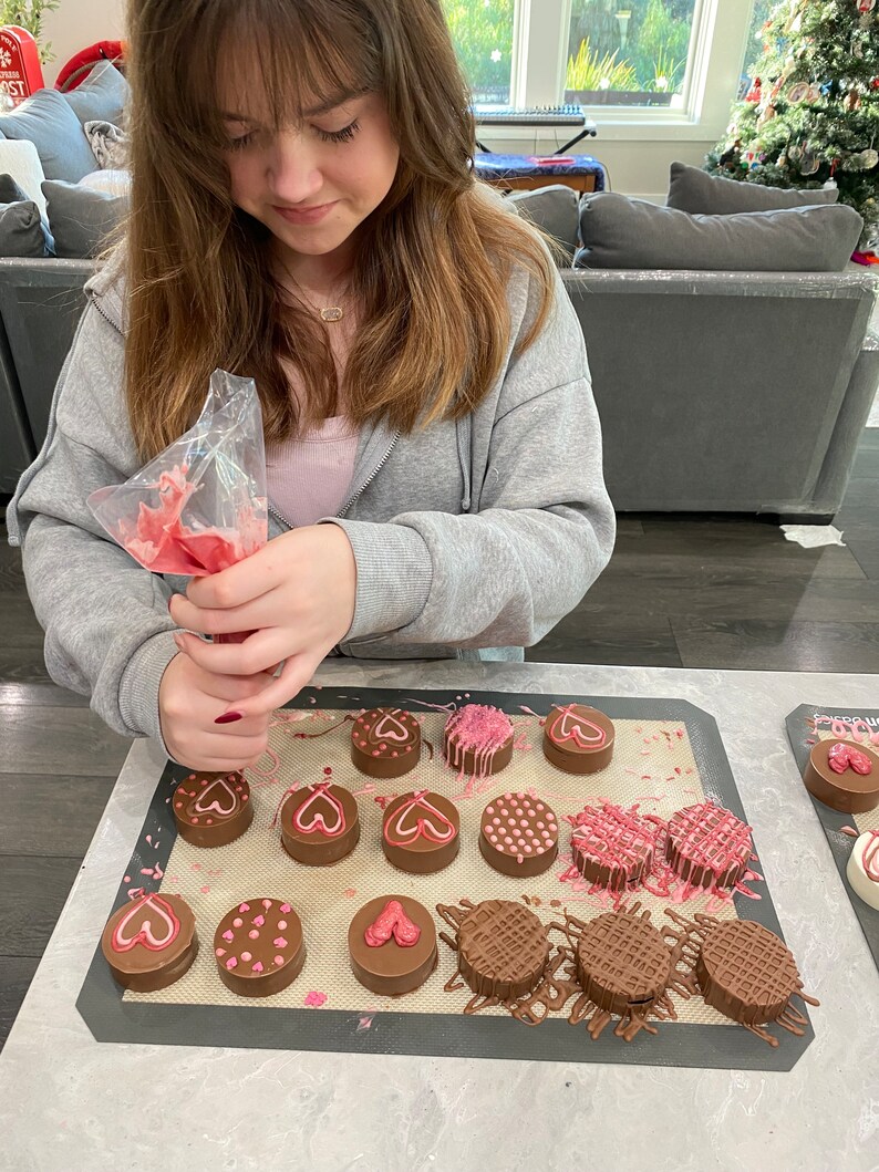 Extravagant Chocolate-dipped Oreos: Custom Creations for Any Festivity ...