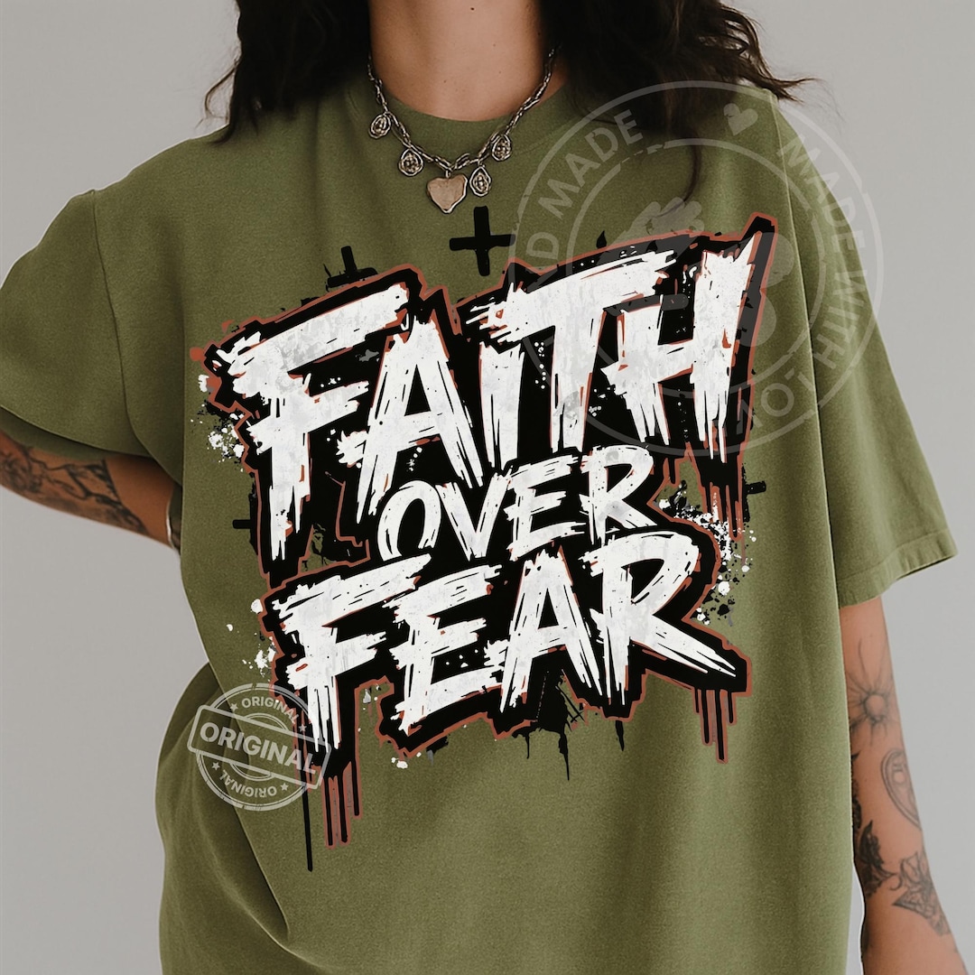 Camiseta con grafiti "Fe sobre el miedo" PNG / Diseño urbano cristiano ...