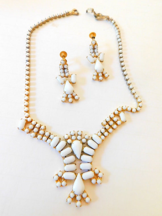 Beautiful glass milk glass stones set - Gem