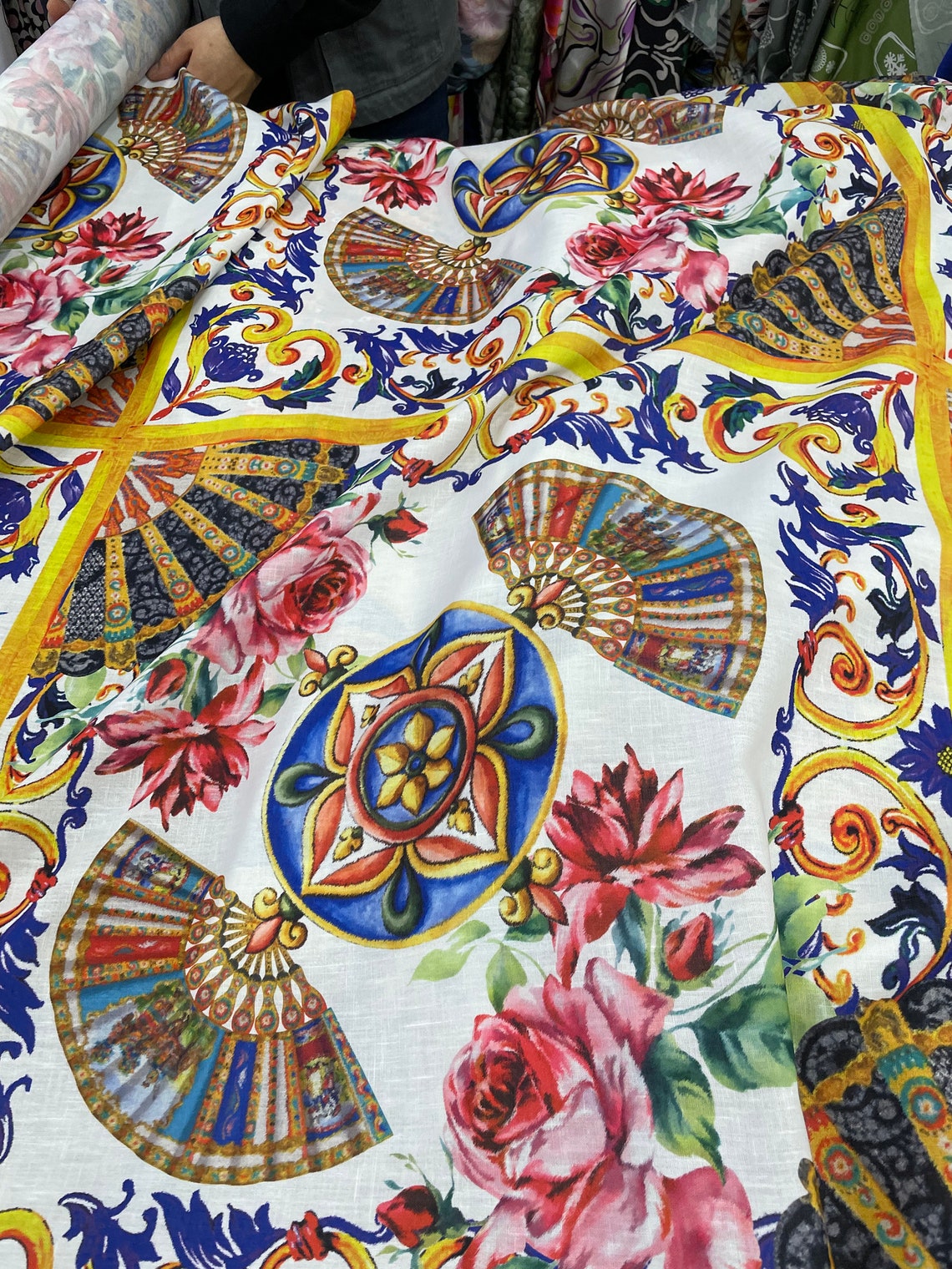 Fan Patterned Linen Fabric: Floral Panel for Home & Clothing Textiles ...