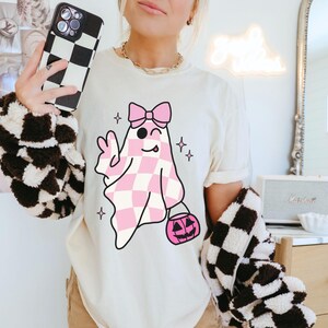 Coquette Ghost Halloween PNG Checkered Ghost With Pink Bow Png Boujie ...