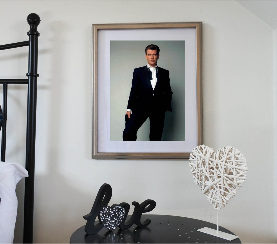 Pierce Brosnan James Bond 007 Classic Pose POSTER - Etsy