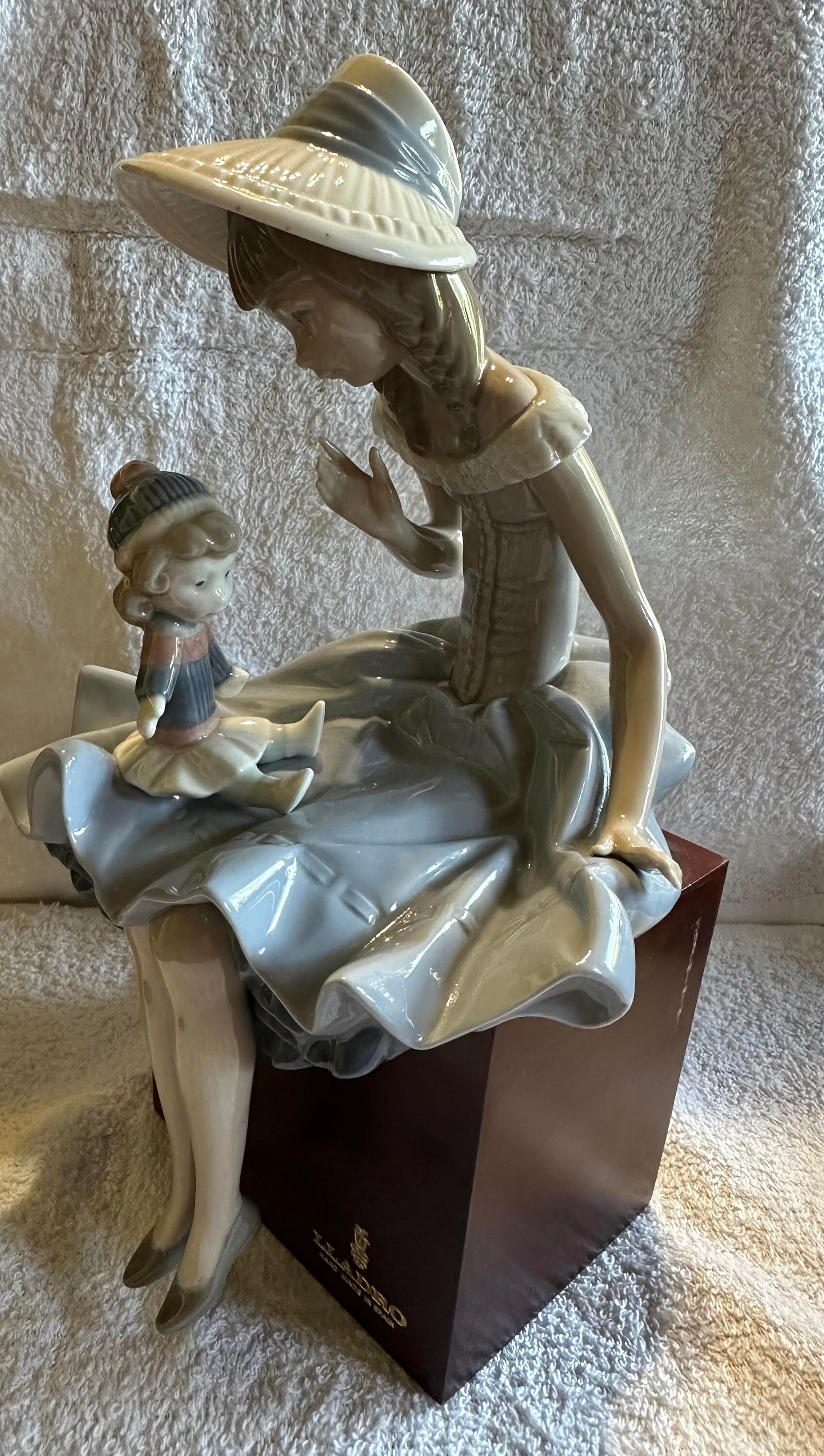 Lladro Porcelain Figurine Suzi and Her Doll 1378 in Wood - Etsy