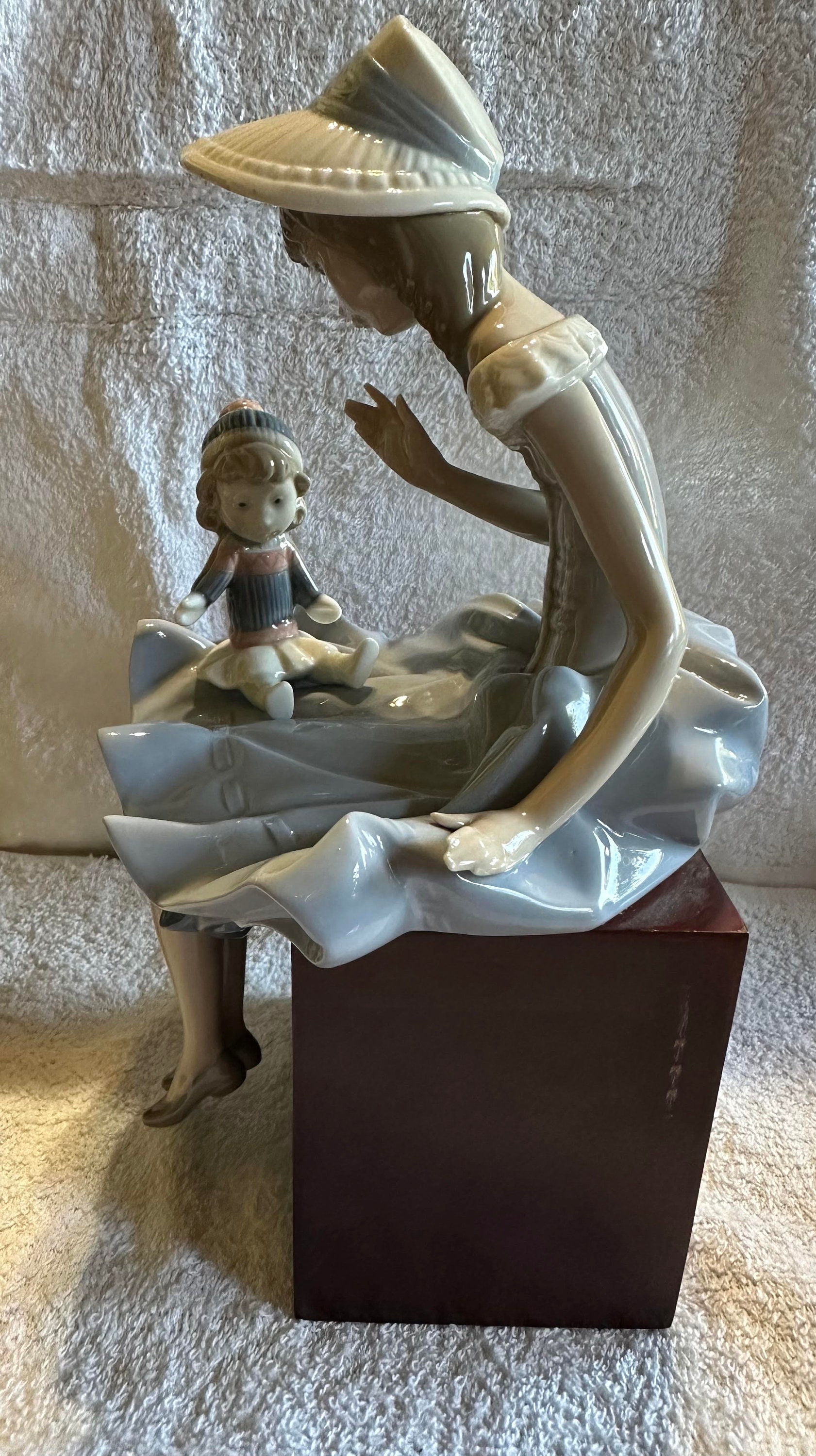 Lladro Porcelain Figurine Suzi and Her Doll 1378 in Wood - Etsy