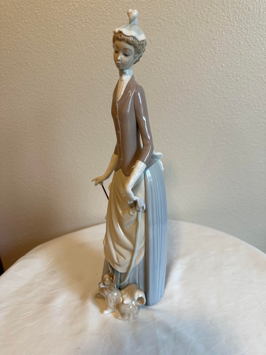 Lladro Retired Porcelain Figurine 1973-1982 # 4761 Lady With a Dog ...