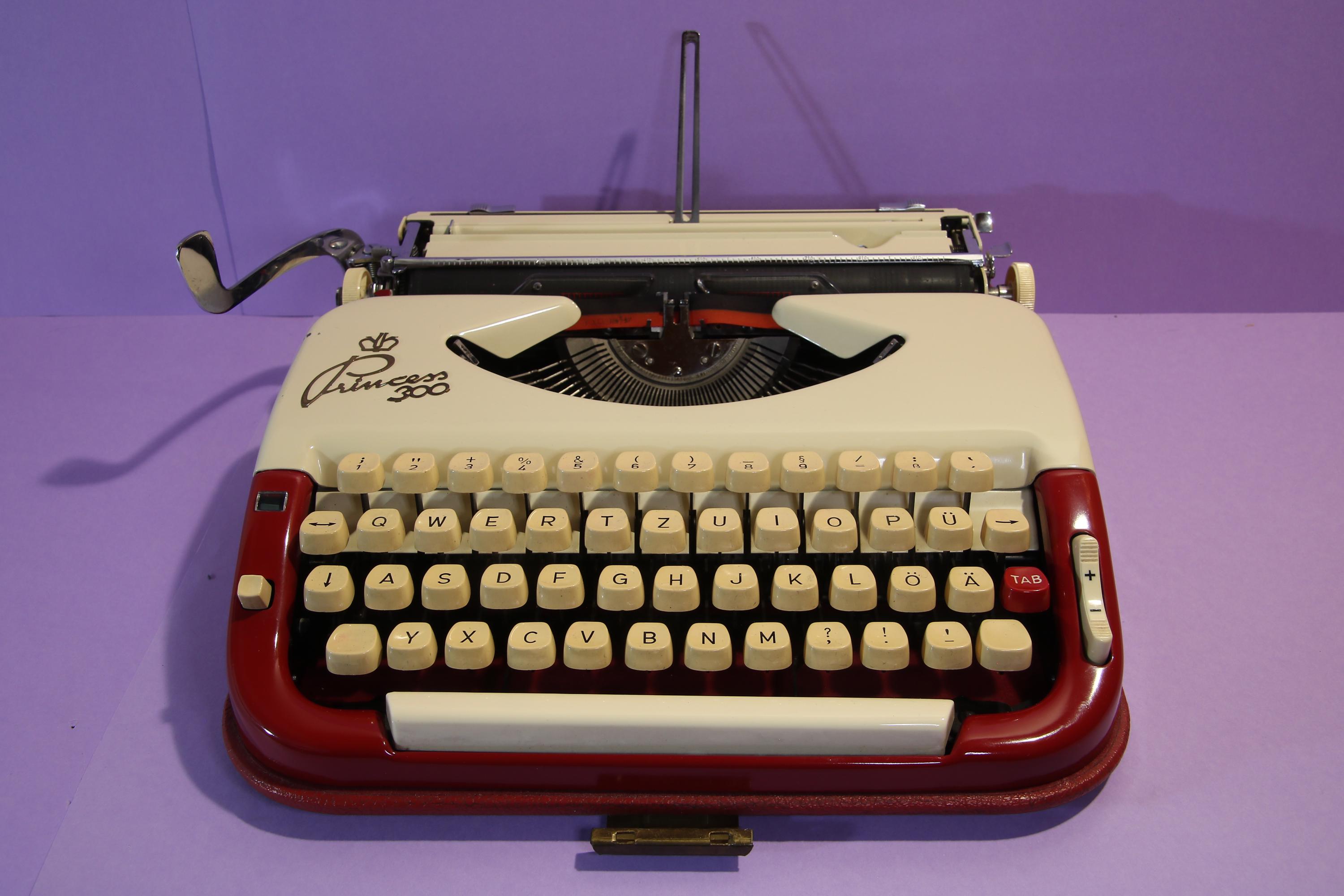 RAR Vintage Princess 300 Red-cream Typewriter With Red Case 60s With ...
