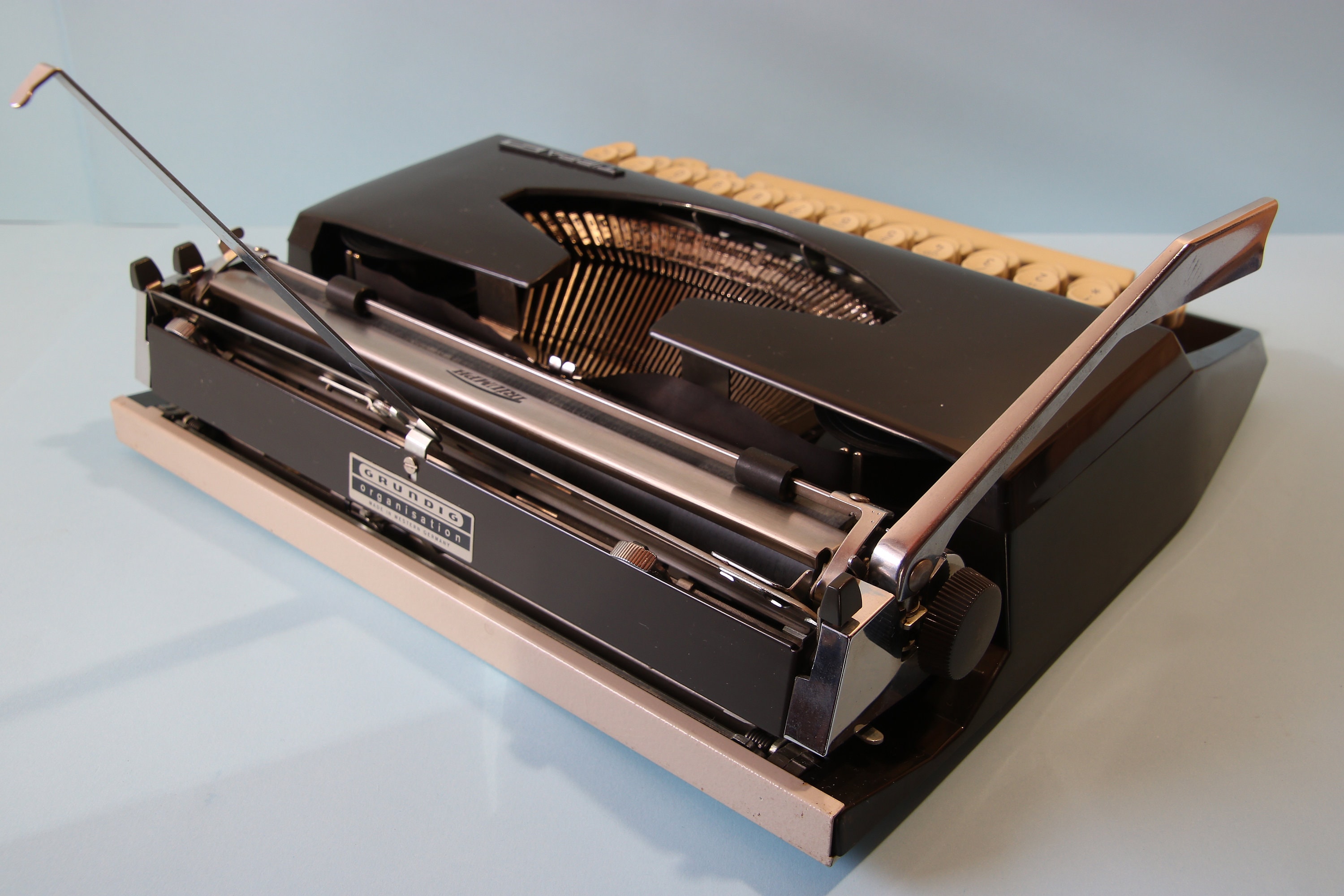 Qwerty TRIUMPH TIPPA 1970s Typewriter Made in Germany Beautiful Black ...