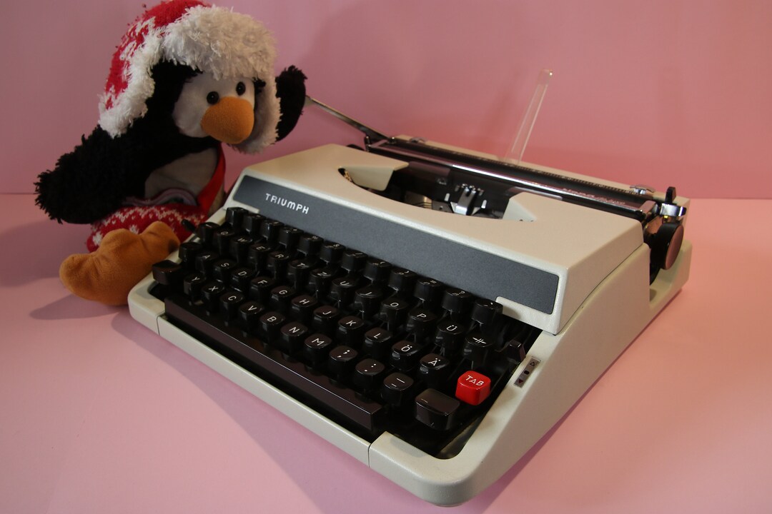 TRIUMPH TIPPA Deluxe 1980s TYPEWRITER Made in Germany Excellent ...