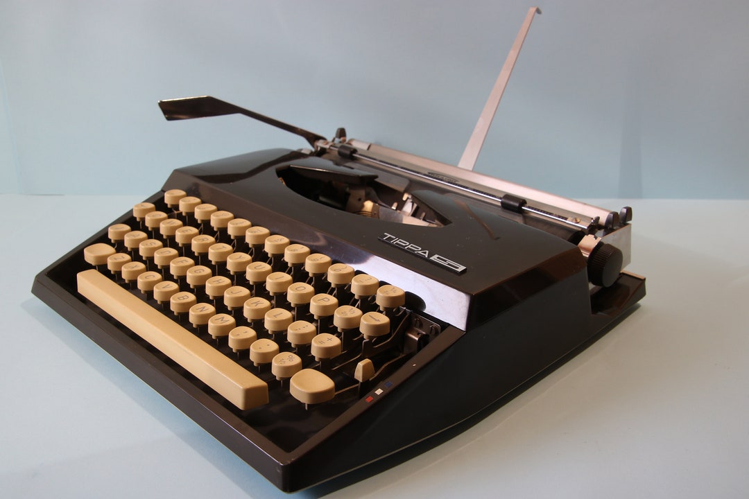 Qwerty TRIUMPH TIPPA 1970s Typewriter Made in Germany Beautiful Black ...