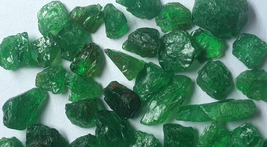 Pierre brute naturelle de grenat de tsavorite verte, pierre précieuse ...