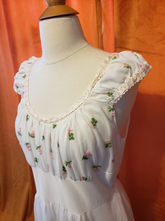 Vintage 1950s Miss Siren White with Pink Flower Embro… - Gem