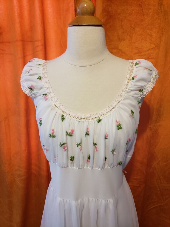 Vintage 1950s Miss Siren White with Pink Flower Embro… - Gem