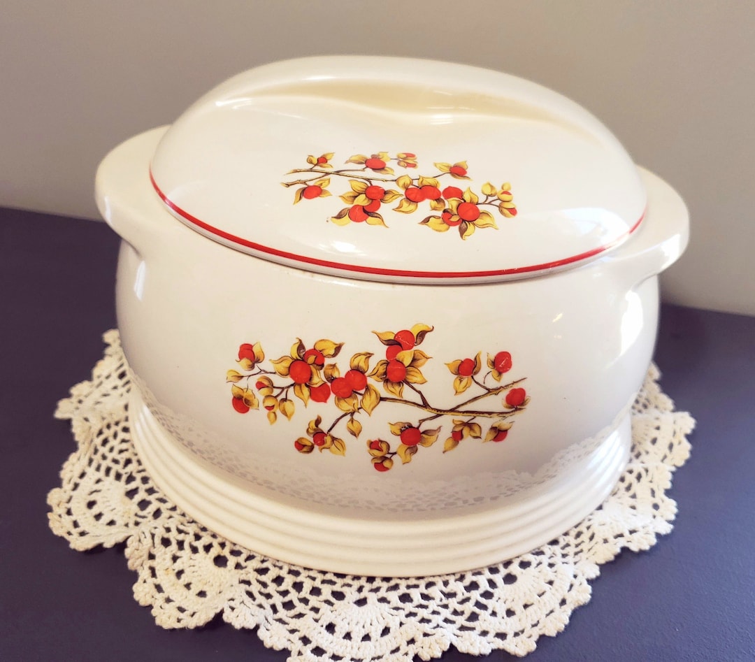 1940s Vintage USA Universal Potteries 2.5 QT Covered Casserole Dish in ...