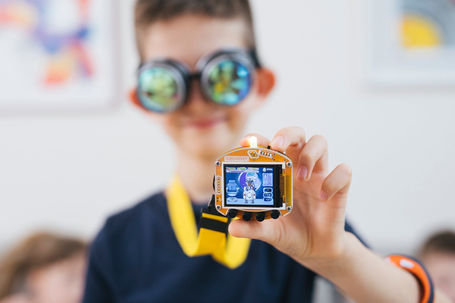 Circuitmess Circuitpet DIY Virtual Handheld Pet, Educational STEM Kit ...